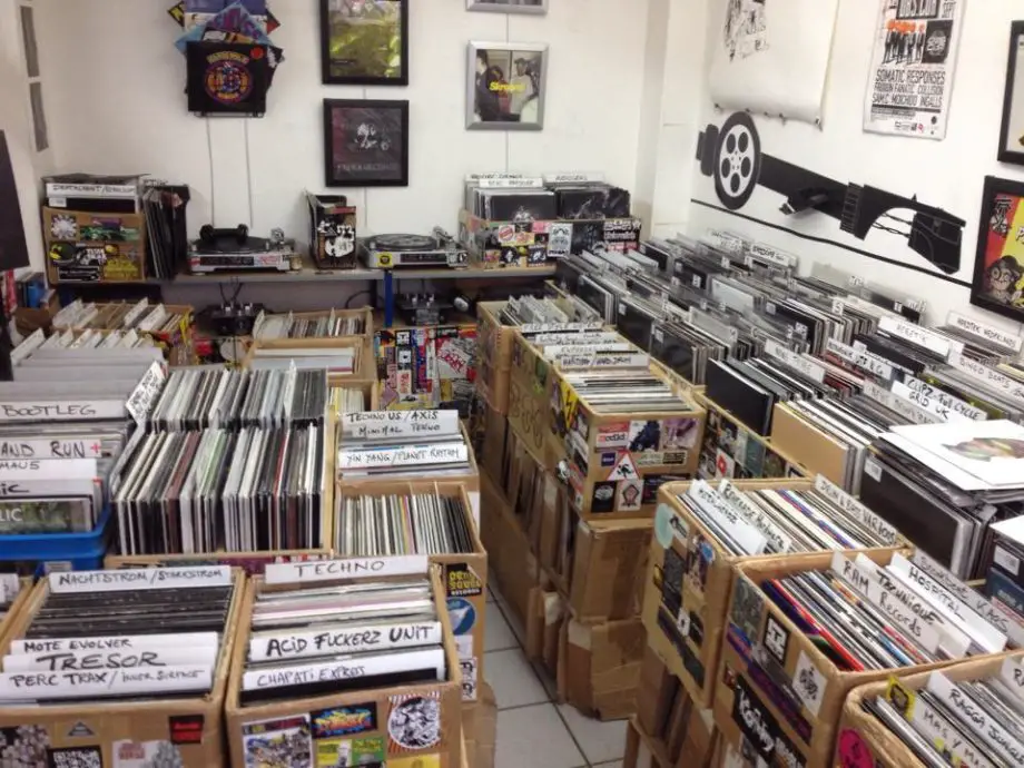 Les 9 meilleurs disquaires vinyle de Paris à découvrir absolument ! - Rangement vinyle